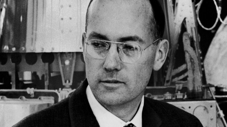 Biografi Charles Townes, Penemu Laser Jejak Sang Visioner - Tuan Guru